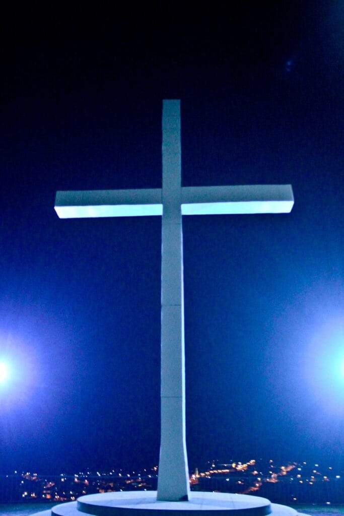 Cruz do Imigrante tem iluminação azul para celebrar Dia Mundial de ...